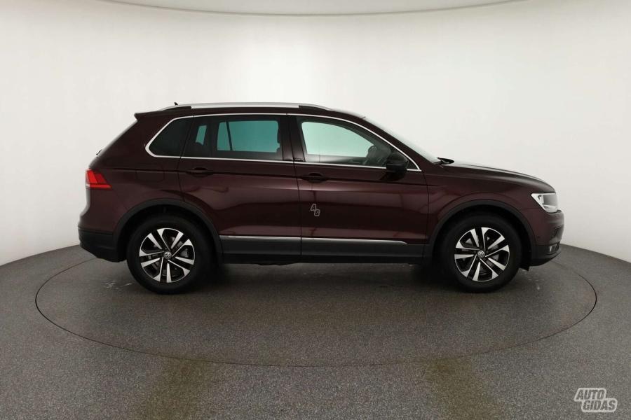 Red Volkswagen Tiguan 2020 in Kaunas, with an engine capacity of 1.50 L and mileage of 76 thousand km for 25480 €, photo 6 on AUTOMOTO.COM.LV