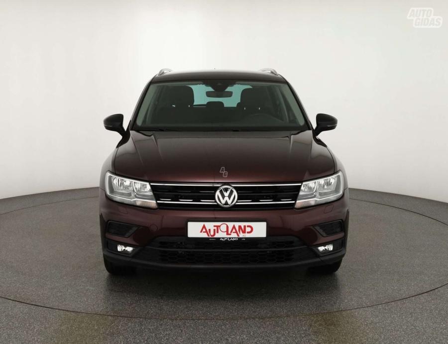 Red Volkswagen Tiguan 2020 in Kaunas, with an engine capacity of 1.50 L and mileage of 76 thousand km for 25480 €, photo 8 on AUTOMOTO.COM.LV
