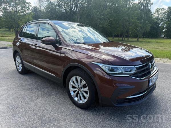 Red Volkswagen Tiguan 2020 in Riga, with an engine capacity of 1.50 L and mileage of 64 thousand km for 22500 €, photo 2 on AUTOMOTO.COM.LV