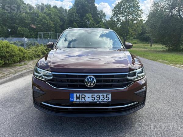 Red Volkswagen Tiguan 2020 in Riga, with an engine capacity of 1.50 L and mileage of 64 thousand km for 22500 €, photo 3 on AUTOMOTO.COM.LV