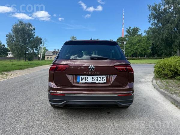 Red Volkswagen Tiguan 2020 in Riga, with an engine capacity of 1.50 L and mileage of 64 thousand km for 22500 €, photo 4 on AUTOMOTO.COM.LV