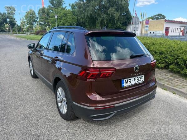 Red Volkswagen Tiguan 2020 in Riga, with an engine capacity of 1.50 L and mileage of 64 thousand km for 22500 €, photo 5 on AUTOMOTO.COM.LV