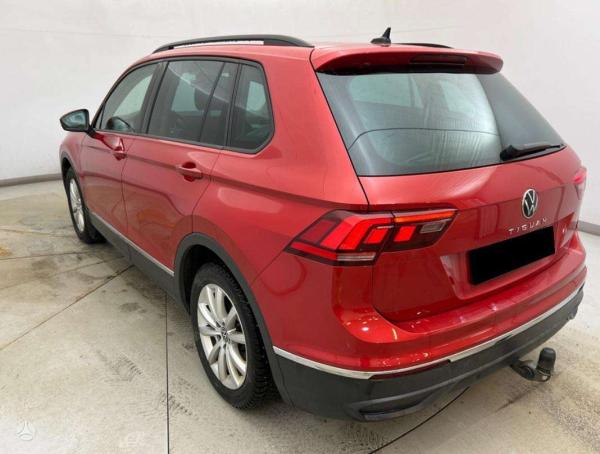 Red Volkswagen Tiguan 2022 in Vilnius, with an engine capacity of 1.50 L and mileage of 154 thousand km for 21296 €, photo 4 on AUTOMOTO.COM.LV