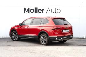 Red Volkswagen Tiguan 2022 in Riga, with an engine capacity of 2.00 L and mileage of 81 thousand km for 27900 €, photo 4 on AUTOMOTO.COM.LV
