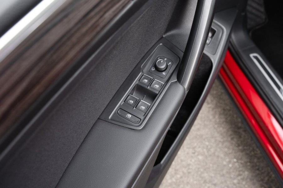Red Volkswagen Tiguan 2022 in Riga, with an engine capacity of 2.00 L and mileage of 81 thousand km for 27900 €, photo 12 on AUTOMOTO.COM.LV