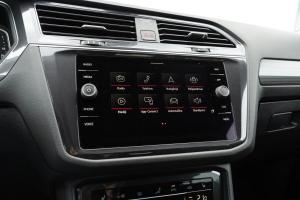 Red Volkswagen Tiguan 2022 in Riga, with an engine capacity of 2.00 L and mileage of 81 thousand km for 27900 €, photo 24 on AUTOMOTO.COM.LV