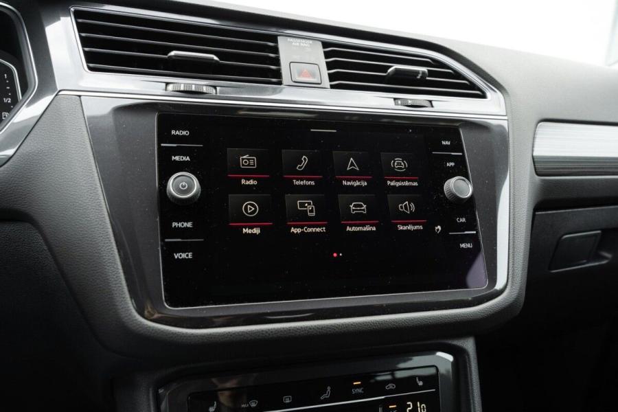 Red Volkswagen Tiguan 2022 in Riga, with an engine capacity of 2.00 L and mileage of 81 thousand km for 27900 €, photo 24 on AUTOMOTO.COM.LV