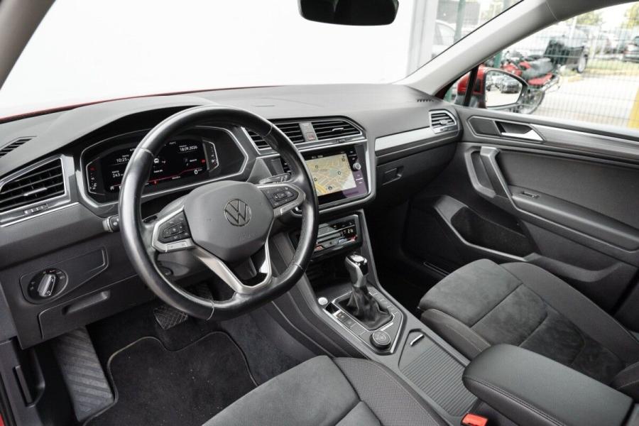 Red Volkswagen Tiguan 2022 in Riga, with an engine capacity of 2.00 L and mileage of 81 thousand km for 27900 €, photo 33 on AUTOMOTO.COM.LV