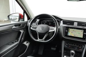 Red Volkswagen Tiguan 2022 in Riga, with an engine capacity of 2.00 L and mileage of 81 thousand km for 27900 €, photo 34 on AUTOMOTO.COM.LV
