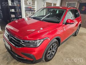 Red Volkswagen Tiguan 2023 in Jekabpils, with an engine capacity of 1.50 L and mileage of 35 thousand km for 26000 €, photo 3 on AUTOMOTO.COM.LV