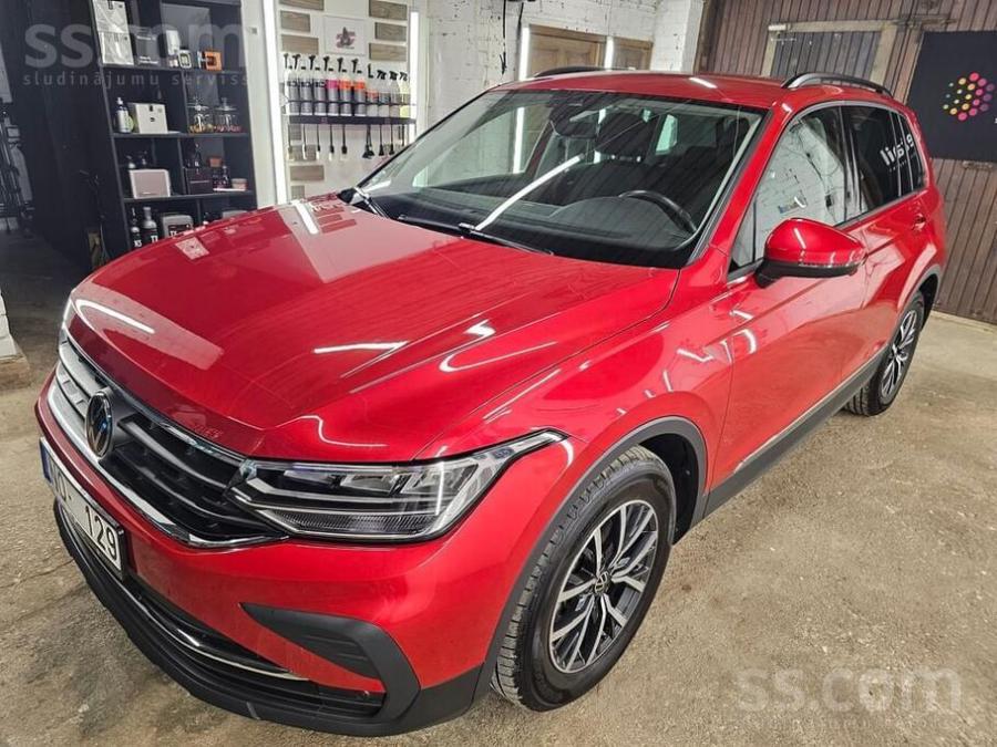 Red Volkswagen Tiguan 2023 in Jekabpils, with an engine capacity of 1.50 L and mileage of 35 thousand km for 26000 €, photo 3 on AUTOMOTO.COM.LV