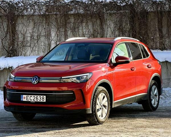 Sarkans Volkswagen Tiguan 2024 Viļņa, ar dzinēja tilpumu 1.50 L un nobraukumu 14 tūkst. km par 33500 €, foto 1 vietnē AUTOMOTO.COM.LV