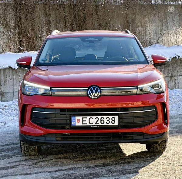 Sarkans Volkswagen Tiguan 2024 Viļņa, ar dzinēja tilpumu 1.50 L un nobraukumu 14 tūkst. km par 33500 €, foto 2 vietnē AUTOMOTO.COM.LV