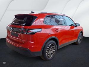Red Volkswagen Tiguan 2025 in Vilnius, with an engine capacity of 1.50 L and mileage of 25 thousand km for 28800 €, photo 3 on AUTOMOTO.COM.LV