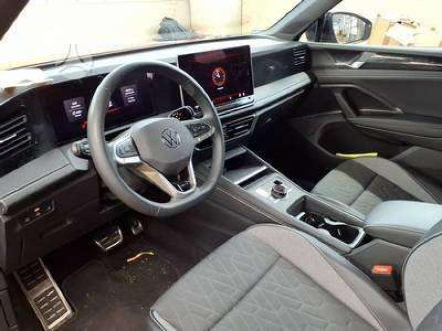 Red Volkswagen Tiguan 2025 in Vilnius, with an engine capacity of 1.50 L and mileage of 25 thousand km for 28800 €, photo 4 on AUTOMOTO.COM.LV