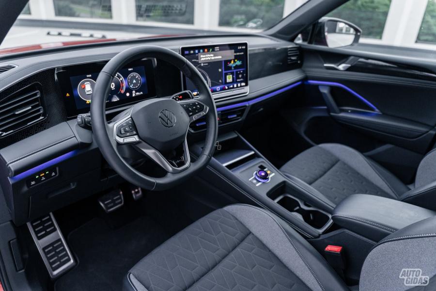 Sarkans Volkswagen Tiguan 2025 Viļņa, ar dzinēja tilpumu 1.50 L un nobraukumu 23 tūkst. km par 37000 €, foto 24 vietnē AUTOMOTO.COM.LV