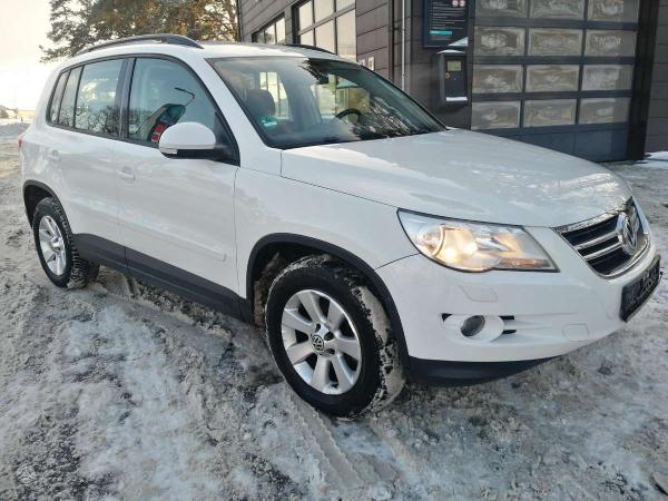 White Volkswagen Tiguan 2008 in Utena, with an engine capacity of 2.00 L and mileage of 179 thousand km for 6400 €, photo 1 on AUTOMOTO.COM.LV