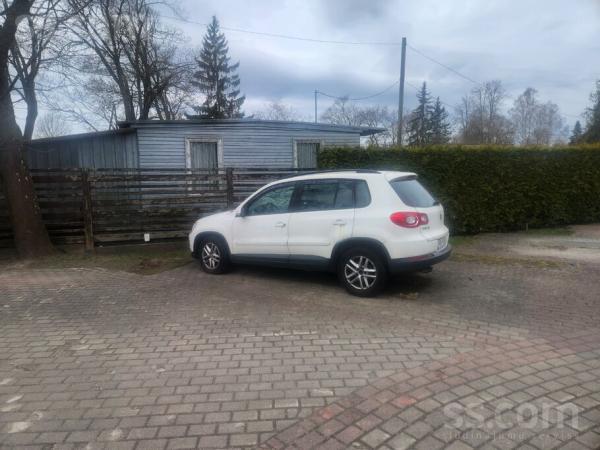 White Volkswagen Tiguan 2008 in Riga, with an engine capacity of 2.00 L and mileage of 300 thousand km for 1700 €, photo 2 on AUTOMOTO.COM.LV
