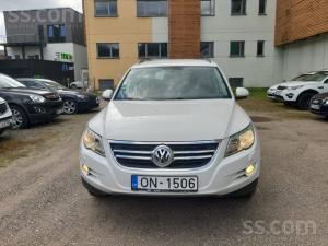 White Volkswagen Tiguan 2008 in Daugavpils, with an engine capacity of 2.00 L and mileage of 0 thousand km for 5750 €, photo 3 on AUTOMOTO.COM.LV