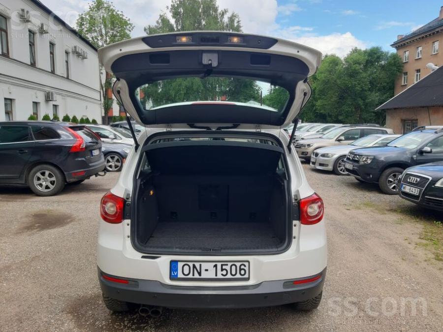 White Volkswagen Tiguan 2008 in Daugavpils, with an engine capacity of 2.00 L and mileage of 0 thousand km for 5750 €, photo 24 on AUTOMOTO.COM.LV