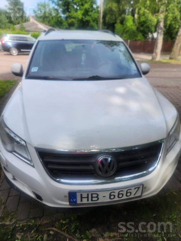 White Volkswagen Tiguan 2008 in Riga, with an engine capacity of 2.00 L and mileage of 250 thousand km for 1500 €, photo 1 on AUTOMOTO.COM.LV