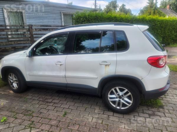 White Volkswagen Tiguan 2008 in Riga, with an engine capacity of 2.00 L and mileage of 250 thousand km for 1500 €, photo 4 on AUTOMOTO.COM.LV