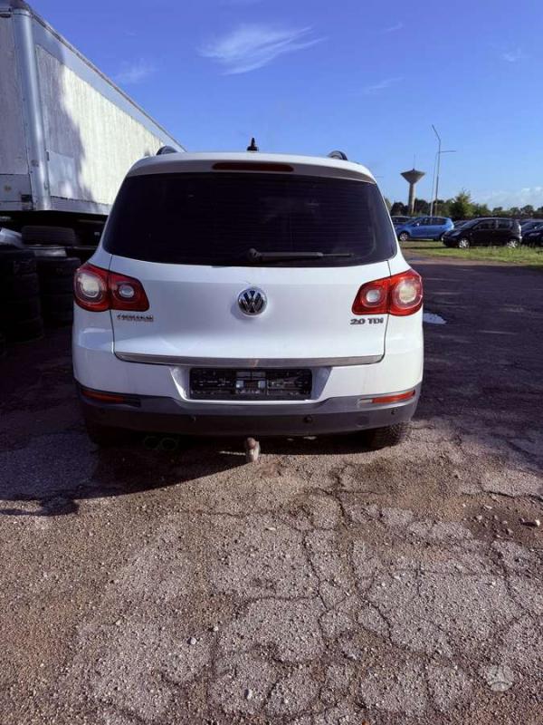 White Volkswagen Tiguan 2008 in Jurbarkas, with an engine capacity of 2.00 L and mileage of 285 thousand km for 2899 €, photo 3 on AUTOMOTO.COM.LV