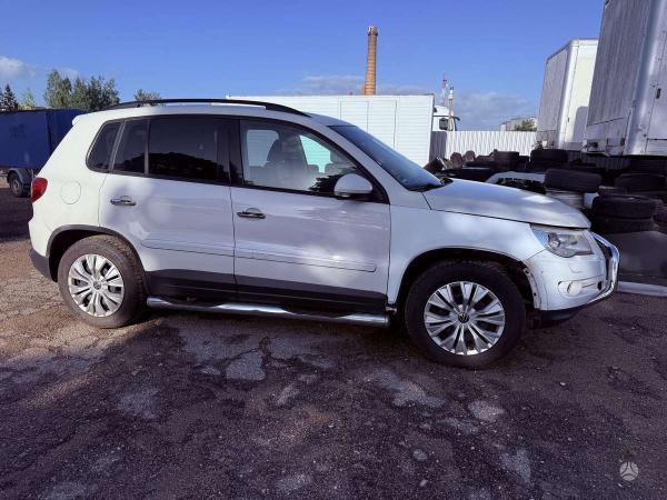 White Volkswagen Tiguan 2008 in Jurbarkas, with an engine capacity of 2.00 L and mileage of 285 thousand km for 2899 €, photo 5 on AUTOMOTO.COM.LV