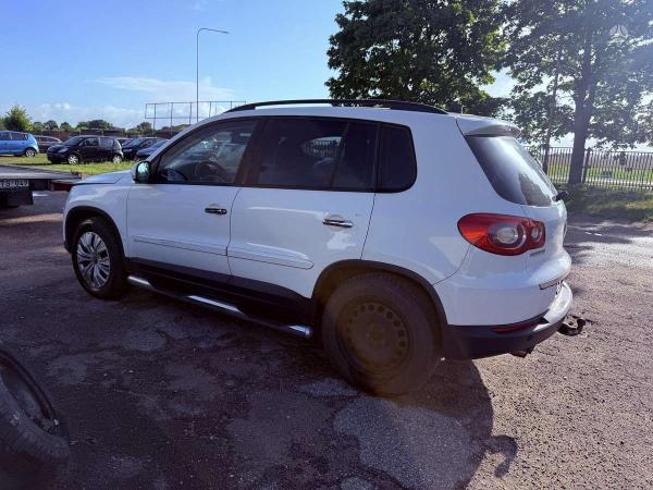 White Volkswagen Tiguan 2008 in Jurbarkas, with an engine capacity of 2.00 L and mileage of 285 thousand km for 2899 €, photo 7 on AUTOMOTO.COM.LV