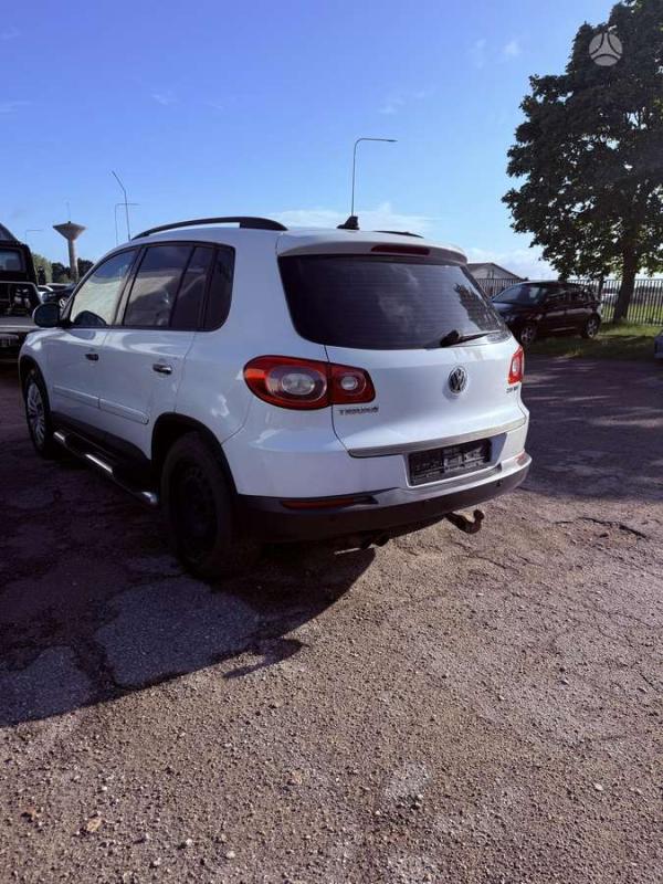 White Volkswagen Tiguan 2008 in Jurbarkas, with an engine capacity of 2.00 L and mileage of 285 thousand km for 2899 €, photo 8 on AUTOMOTO.COM.LV