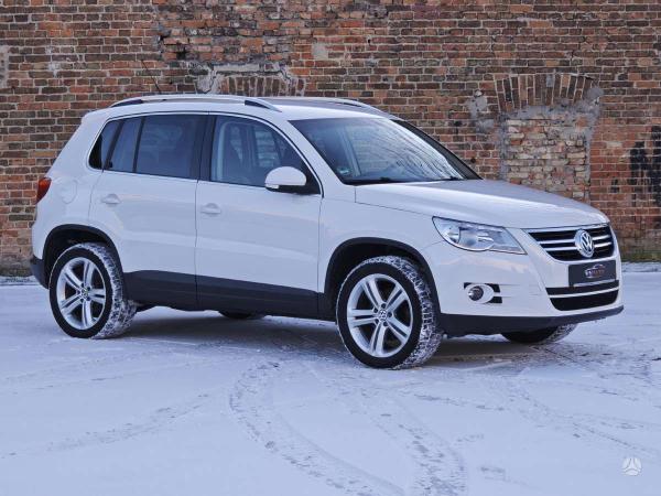 White Volkswagen Tiguan 2009 in Kedainiai, with an engine capacity of 1.98 L and mileage of 190 thousand km for 5999 €, photo 3 on AUTOMOTO.COM.LV