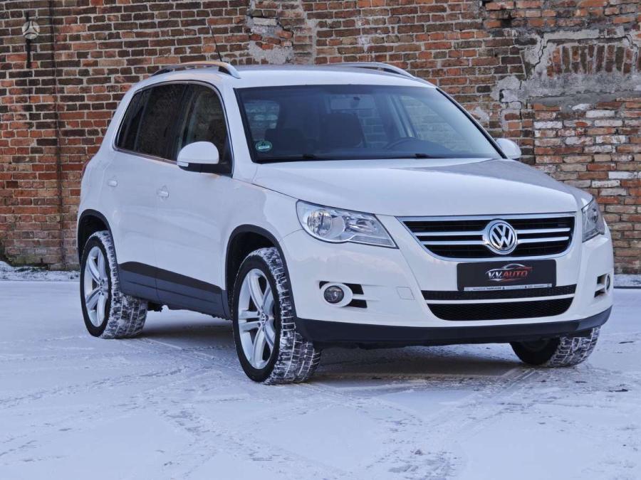 White Volkswagen Tiguan 2009 in Kedainiai, with an engine capacity of 1.98 L and mileage of 190 thousand km for 5999 €, photo 4 on AUTOMOTO.COM.LV