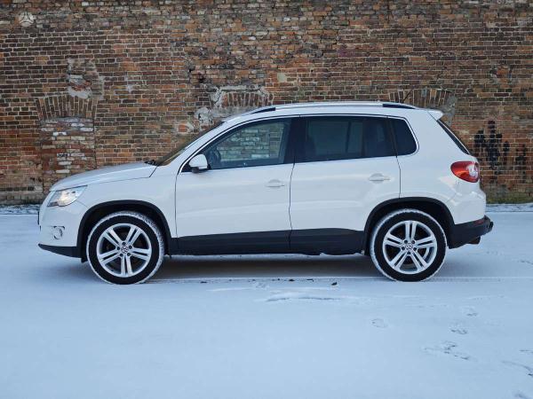 White Volkswagen Tiguan 2009 in Kedainiai, with an engine capacity of 1.98 L and mileage of 190 thousand km for 5999 €, photo 6 on AUTOMOTO.COM.LV