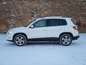 White Volkswagen Tiguan 2009 in Kedainiai, with an engine capacity of 1.98 L and mileage of 190 thousand km for 5999 €, photo 6 on AUTOMOTO.COM.LV