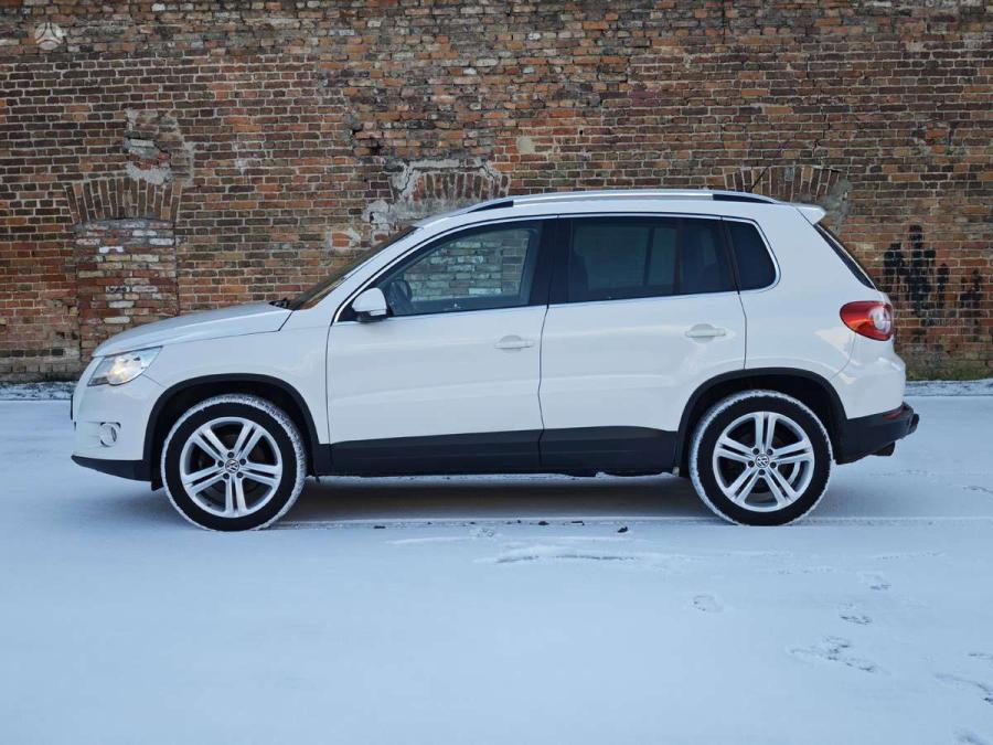 White Volkswagen Tiguan 2009 in Kedainiai, with an engine capacity of 1.98 L and mileage of 190 thousand km for 5999 €, photo 6 on AUTOMOTO.COM.LV