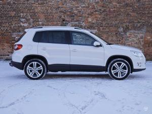 White Volkswagen Tiguan 2009 in Kedainiai, with an engine capacity of 1.98 L and mileage of 190 thousand km for 5999 €, photo 7 on AUTOMOTO.COM.LV