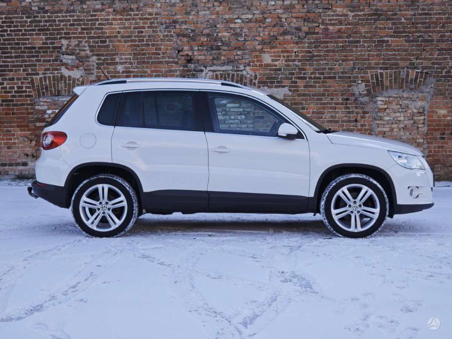 White Volkswagen Tiguan 2009 in Kedainiai, with an engine capacity of 1.98 L and mileage of 190 thousand km for 5999 €, photo 7 on AUTOMOTO.COM.LV