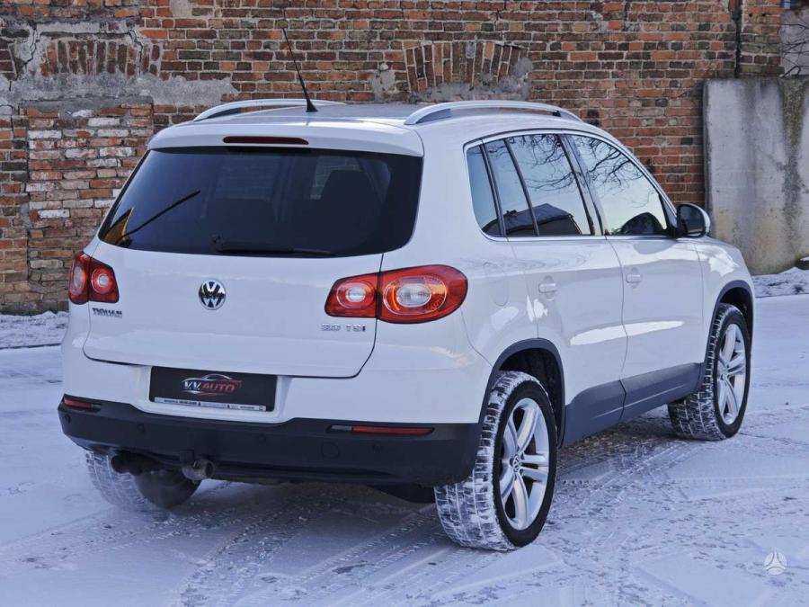 White Volkswagen Tiguan 2009 in Kedainiai, with an engine capacity of 1.98 L and mileage of 190 thousand km for 5999 €, photo 9 on AUTOMOTO.COM.LV
