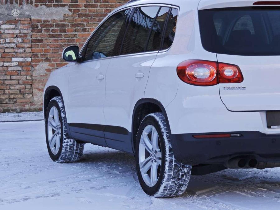 White Volkswagen Tiguan 2009 in Kedainiai, with an engine capacity of 1.98 L and mileage of 190 thousand km for 5999 €, photo 12 on AUTOMOTO.COM.LV