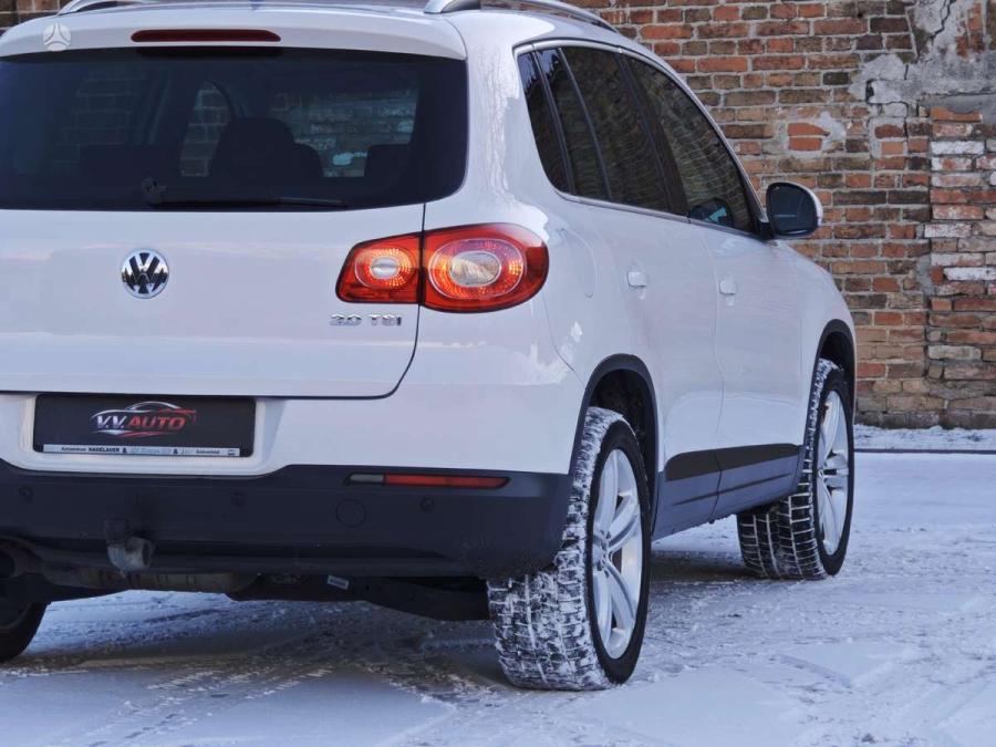 White Volkswagen Tiguan 2009 in Kedainiai, with an engine capacity of 1.98 L and mileage of 190 thousand km for 5999 €, photo 13 on AUTOMOTO.COM.LV