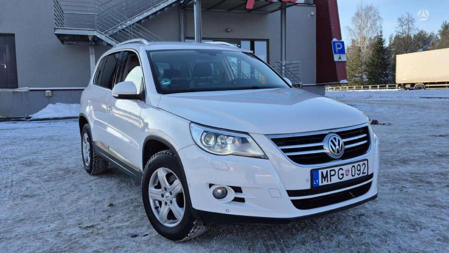 White Volkswagen Tiguan 2009 in Utena, with an engine capacity of 1.97 L and mileage of 289 thousand km for 5650 €, photo 2 on AUTOMOTO.COM.LV