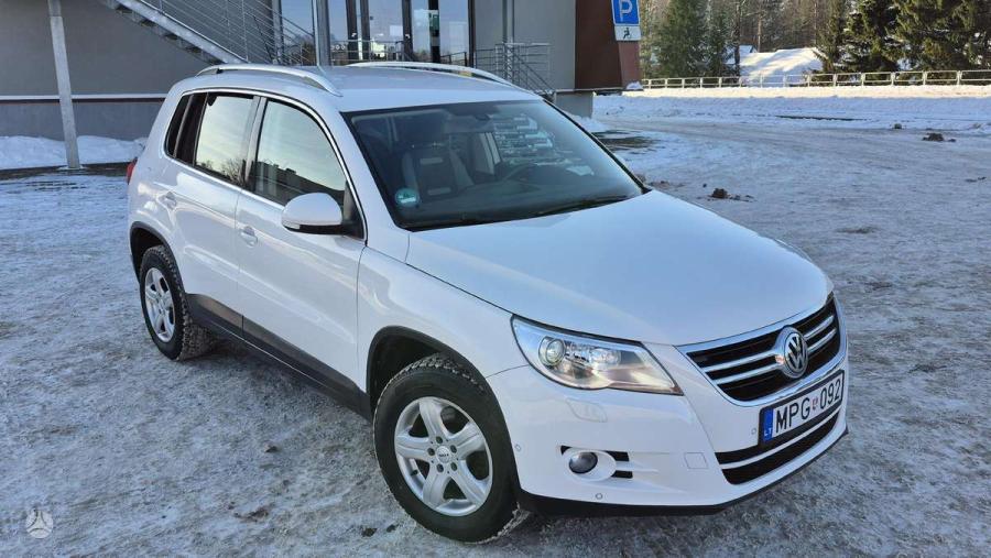 White Volkswagen Tiguan 2009 in Utena, with an engine capacity of 1.97 L and mileage of 289 thousand km for 5650 €, photo 3 on AUTOMOTO.COM.LV