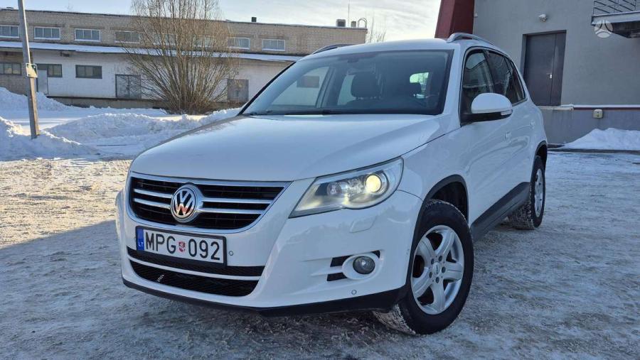 White Volkswagen Tiguan 2009 in Utena, with an engine capacity of 1.97 L and mileage of 289 thousand km for 5650 €, photo 5 on AUTOMOTO.COM.LV