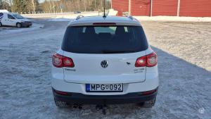 White Volkswagen Tiguan 2009 in Utena, with an engine capacity of 1.97 L and mileage of 289 thousand km for 5650 €, photo 11 on AUTOMOTO.COM.LV