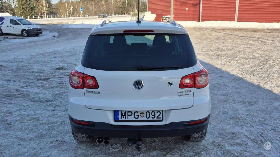 White Volkswagen Tiguan 2009 in Utena, with an engine capacity of 1.97 L and mileage of 289 thousand km for 5650 €, photo 11 on AUTOMOTO.COM.LV