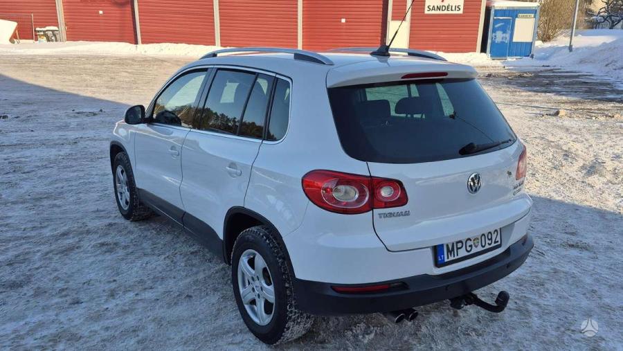 White Volkswagen Tiguan 2009 in Utena, with an engine capacity of 1.97 L and mileage of 289 thousand km for 5650 €, photo 12 on AUTOMOTO.COM.LV