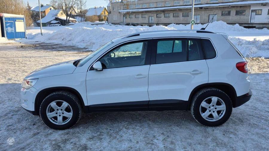 White Volkswagen Tiguan 2009 in Utena, with an engine capacity of 1.97 L and mileage of 289 thousand km for 5650 €, photo 14 on AUTOMOTO.COM.LV