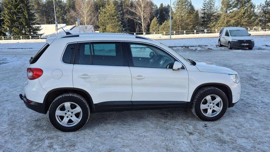 White Volkswagen Tiguan 2009 in Utena, with an engine capacity of 1.97 L and mileage of 289 thousand km for 5650 €, photo 15 on AUTOMOTO.COM.LV