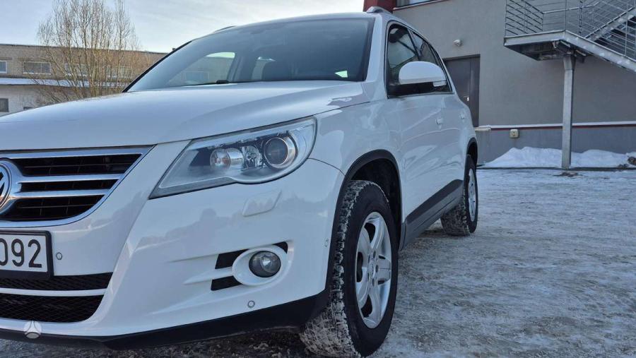 White Volkswagen Tiguan 2009 in Utena, with an engine capacity of 1.97 L and mileage of 289 thousand km for 5650 €, photo 16 on AUTOMOTO.COM.LV