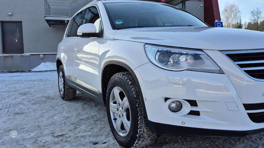 White Volkswagen Tiguan 2009 in Utena, with an engine capacity of 1.97 L and mileage of 289 thousand km for 5650 €, photo 17 on AUTOMOTO.COM.LV